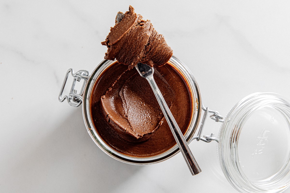 Chocolate Spreads: Versatile Complements for Your Baked Goods